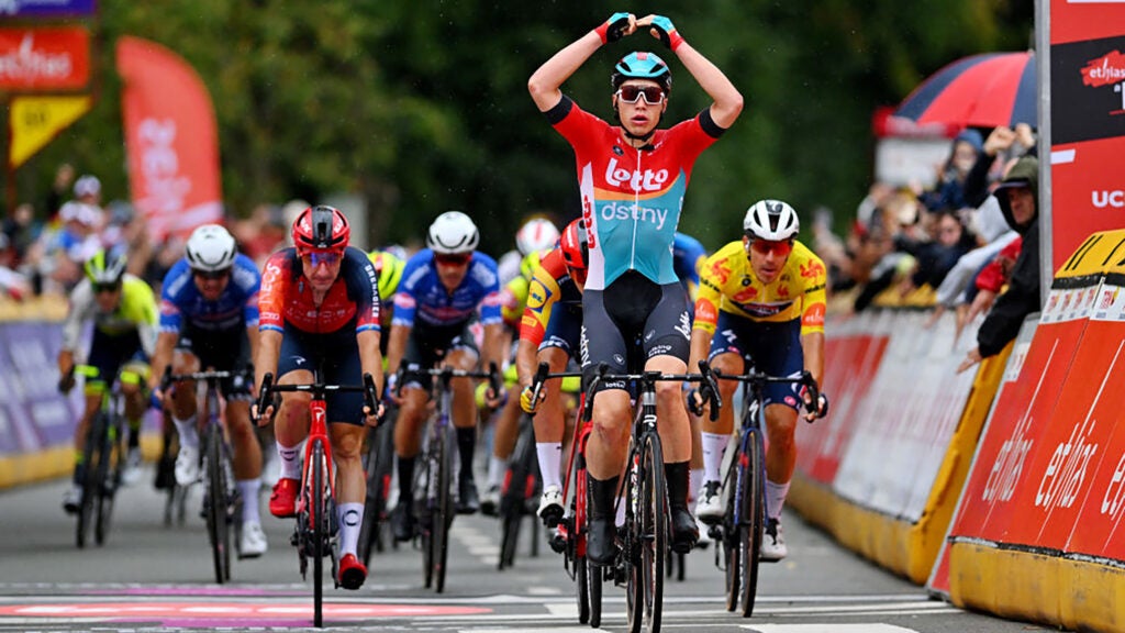 This Cyclist Won a Sprint with Only One Foot Clipped In