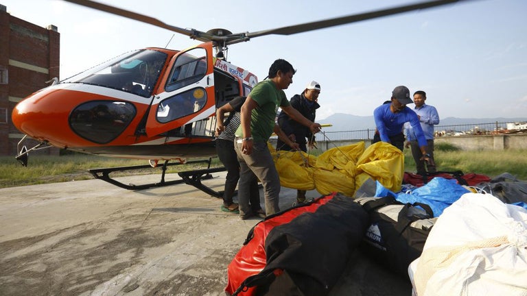 Here’s How Climbers Remove Dead Bodies from Mount Everest