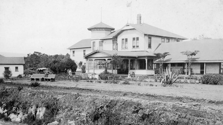 This Hawaii Hotel Overlooks an Active Volcano