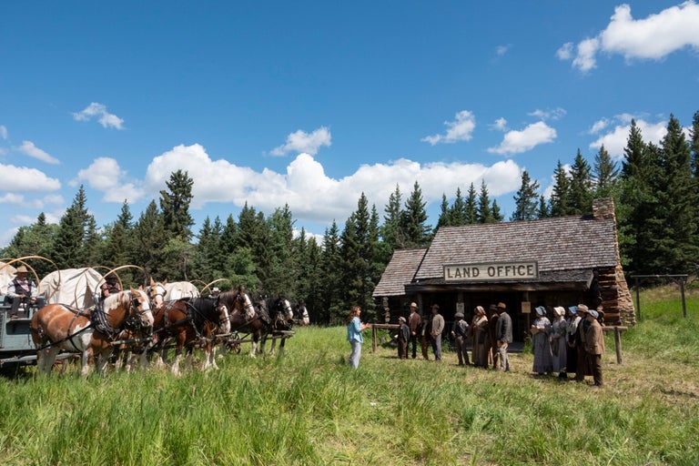 'Back to the Frontier' Drops Families Into the Homesteading Life
