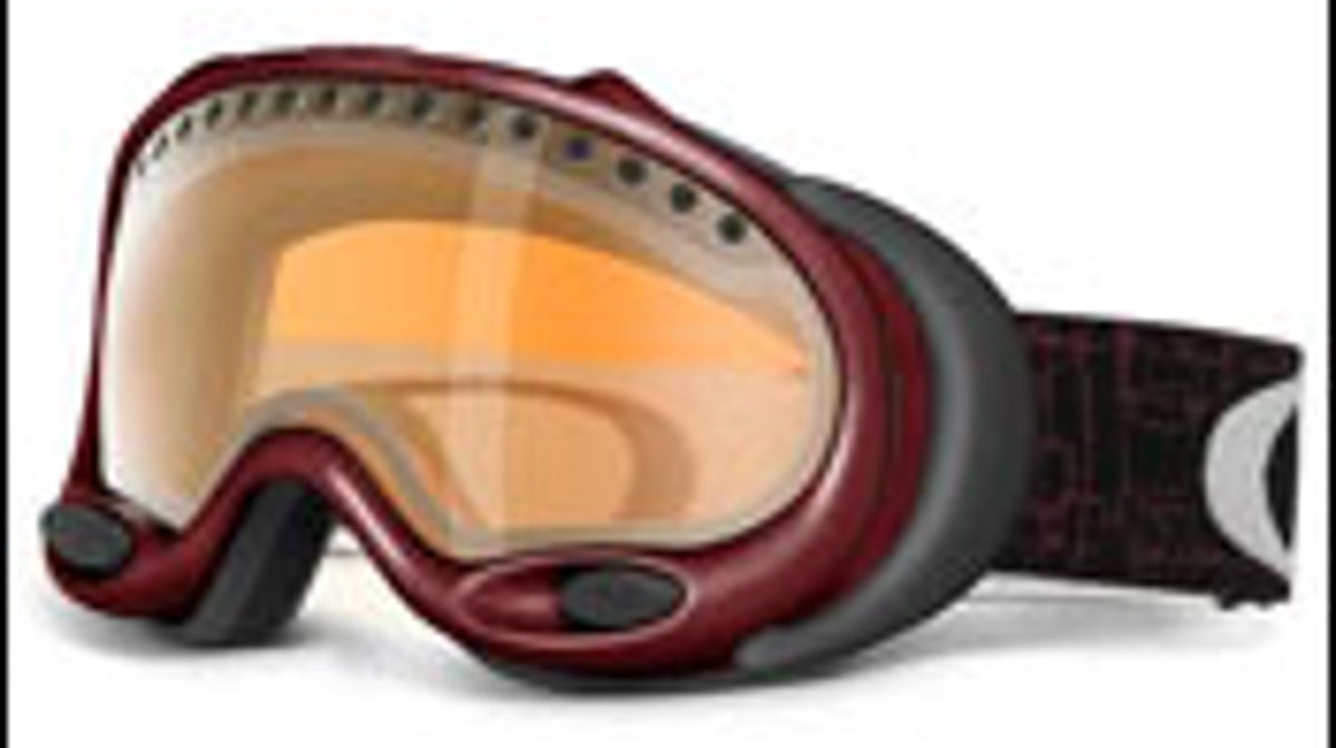 What type of ski-goggle lenses work best in flat, foggy light?